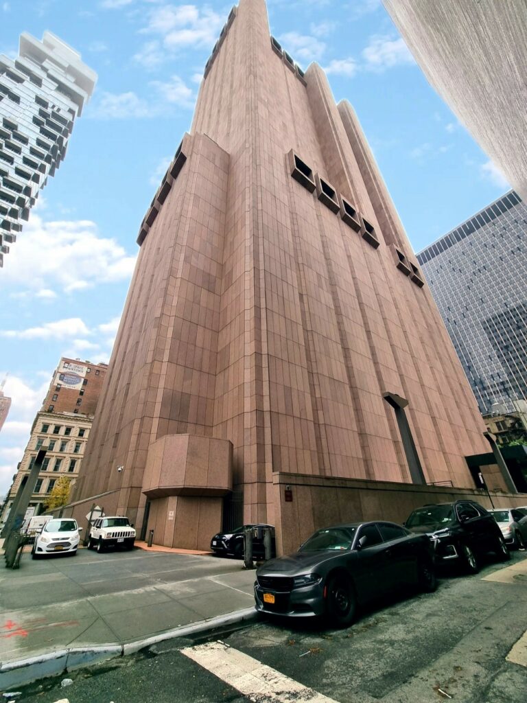 Le Long Lines Building : Une Icône Énigmatique au Cœur de Manhattan